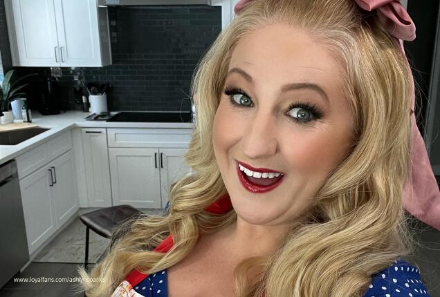 Hello 2️⃣0️⃣2️⃣5️⃣🥂 - Ashlyn Sparks Official Photos | www.Loyalfans.com