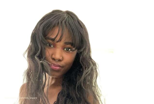 Reading and ignoring you while you drool over my feet - Goddess Amelia ...